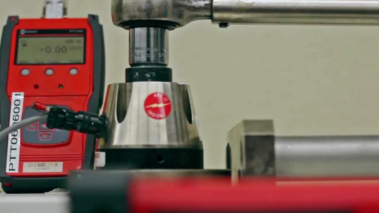 How to Use a Torque Wrench? (Working Principle & Types) | Linquip